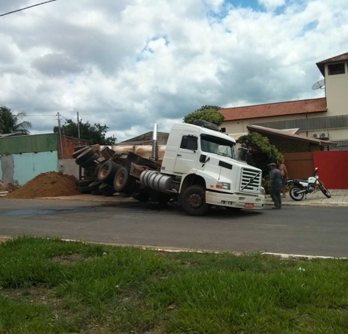 Caminhão basculante carregado de areia tomba em Bonito MS Bonito Informa