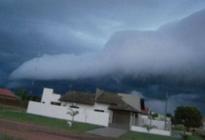 Fenômeno raro, ‘nuvem rolo’ é registrado em Caarapó, veja o momento ...