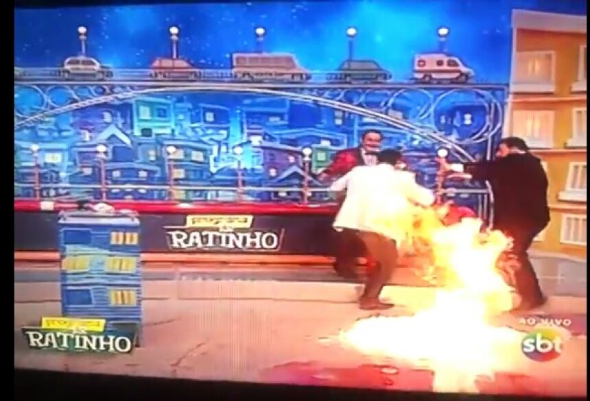 Apresentador do SBT sofre acidente e pega fogo ao vivo no “Programa do ...
