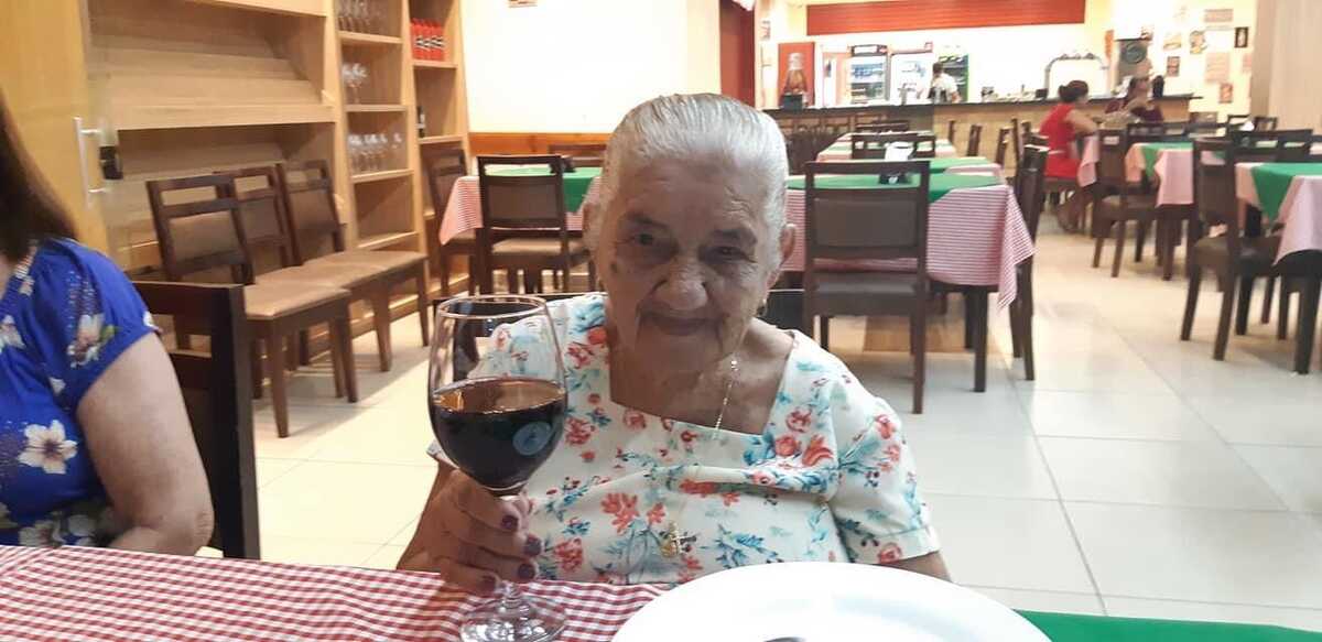 Agora é oficial, Dona Amélia completou 100 anos hoje, mas não é a única ...